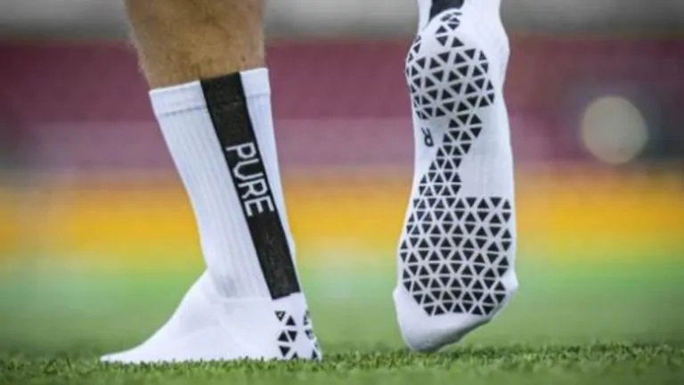 4 Best Grip Socks for Soccer Players to Wear | 2aDays News